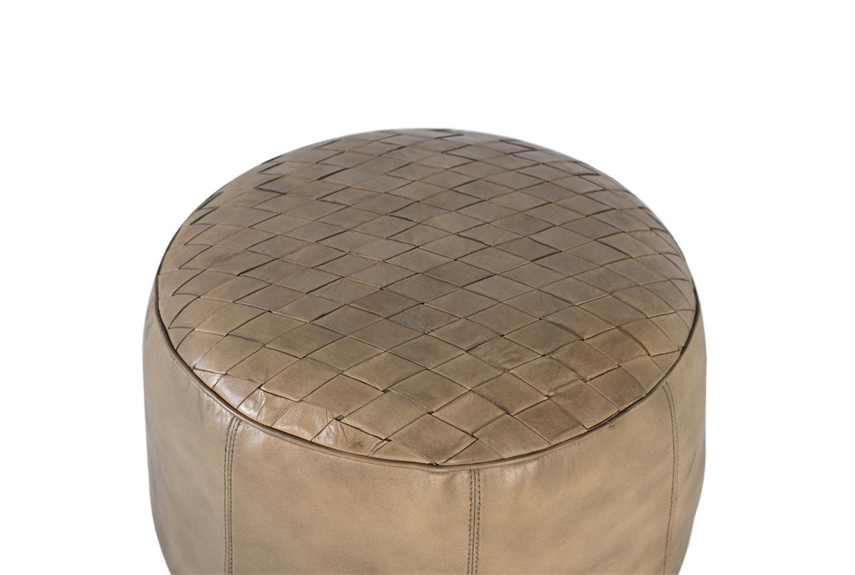 Este puff redondo esta confeccionado en piel de color beige, lo que le ...