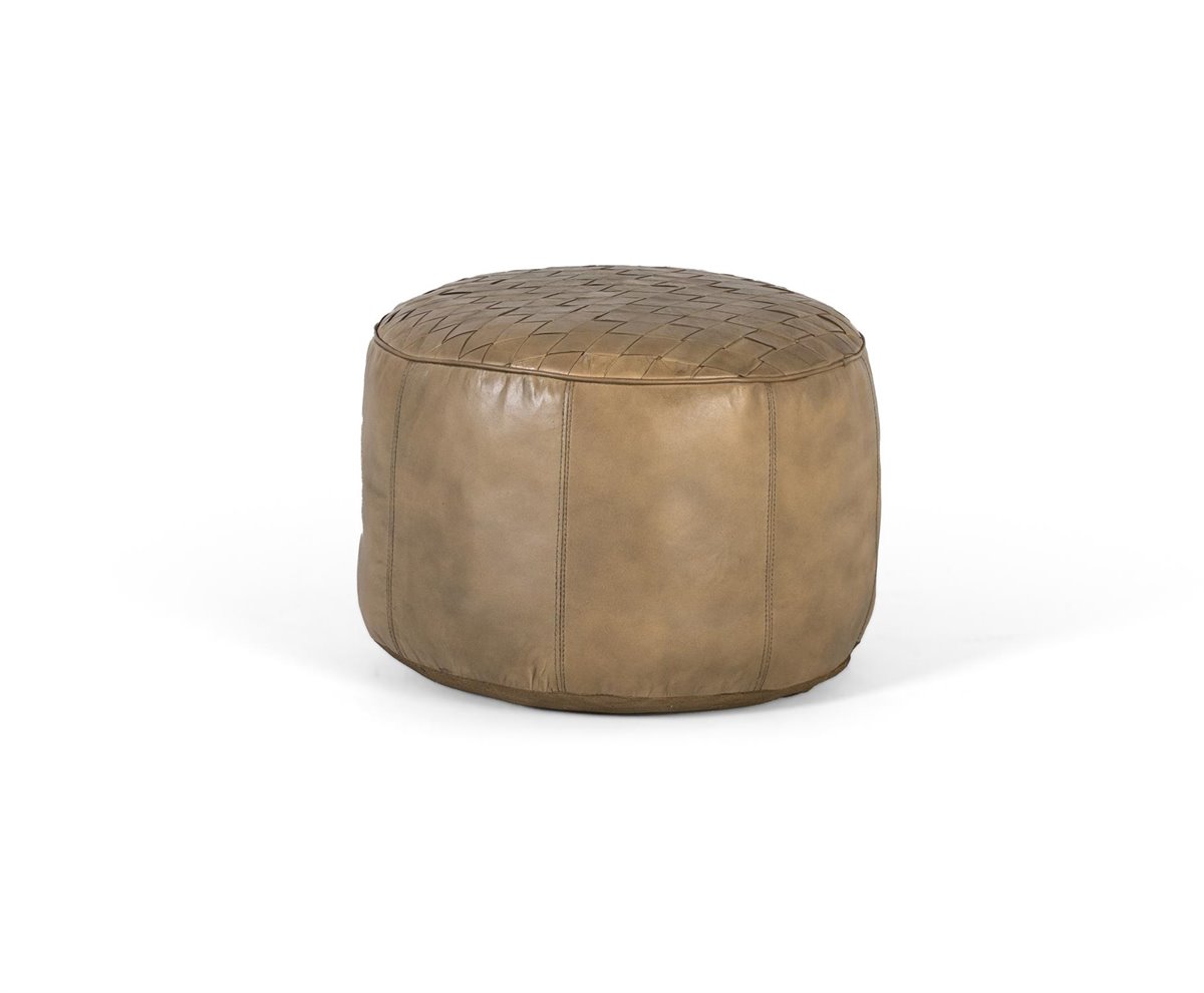 Este puff redondo esta confeccionado en piel de color beige, lo que le ...