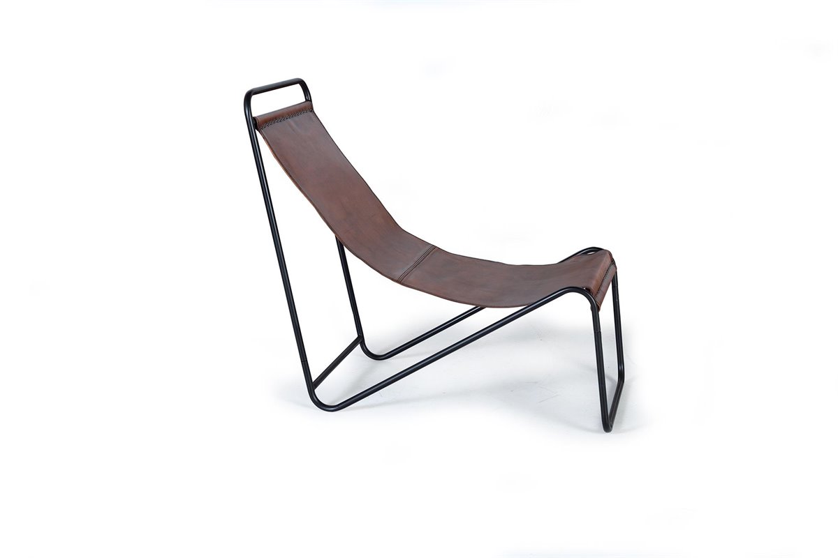 Set de dos butacas tapizadas en piel con estructura de metal. Cuero ...